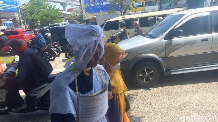 Potret Tersangka Pencabulan Berkostum Pocong Datangi Polda Sumsel