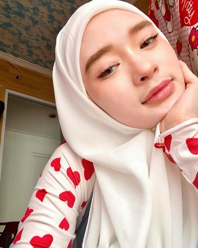 Inara Rusli Ikuti Tantangan Netizen Hapus Makeup, Wajah Aslinya Bikin ... Inara Rusli Ikuti Tantangan Netizen Hapus Makeup, Wajah Aslinya Bikin ...