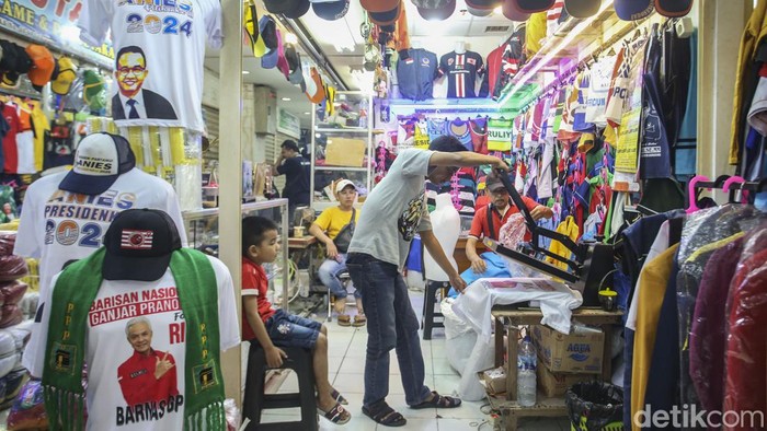 Penjualan Atribut Partai di Pasar Senen Mulai Meningkat