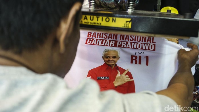 Penjualan Atribut Partai di Pasar Senen Mulai Meningkat