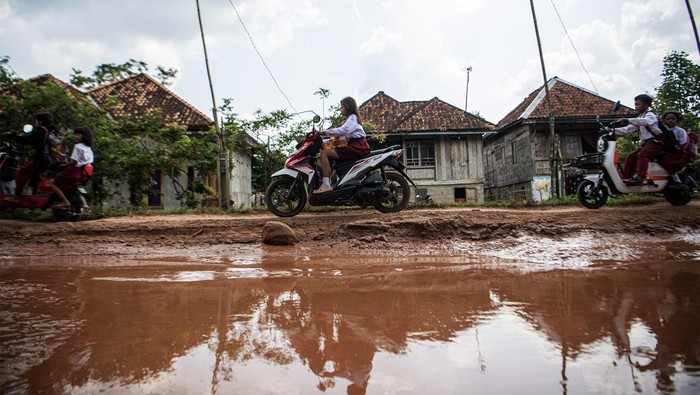 Pak Jokowi, Begini Potret Jalan Rusak Parah di Sumsel