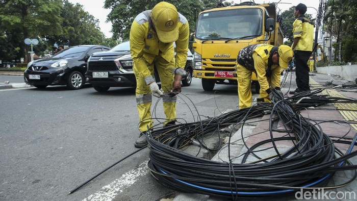 Dinas Bina Marga DKI Pangkas Kabel Semrawut