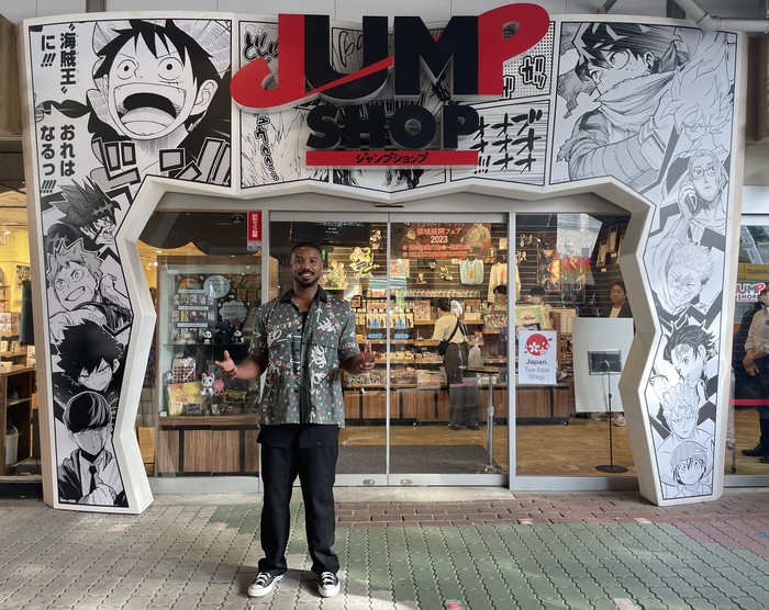 Foto: Lebarnya Senyum Michael B Jordan Dapat Hadiah dari Studio Naruto