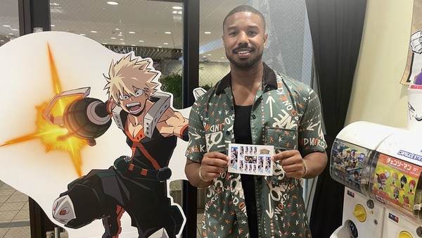 Foto: Lebarnya Senyum Michael B Jordan Dapat Hadiah dari Studio Naruto