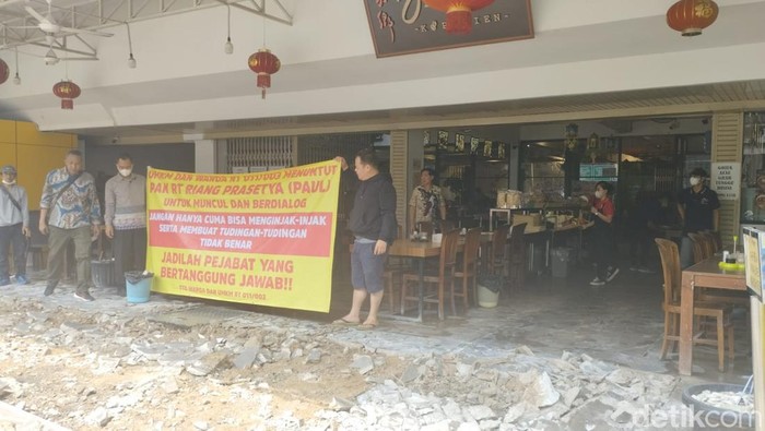 Potret Ruko 'Makan Jalan' di Pluit Dibongkar Diwarnai Aksi Demo Potret Ruko 'Makan Jalan' di Pluit Dibongkar Diwarnai Aksi Demo