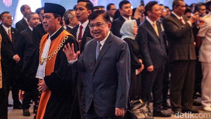 Senyum Semringah Perry Warjiyo Kembali Jabat Gubernur BI