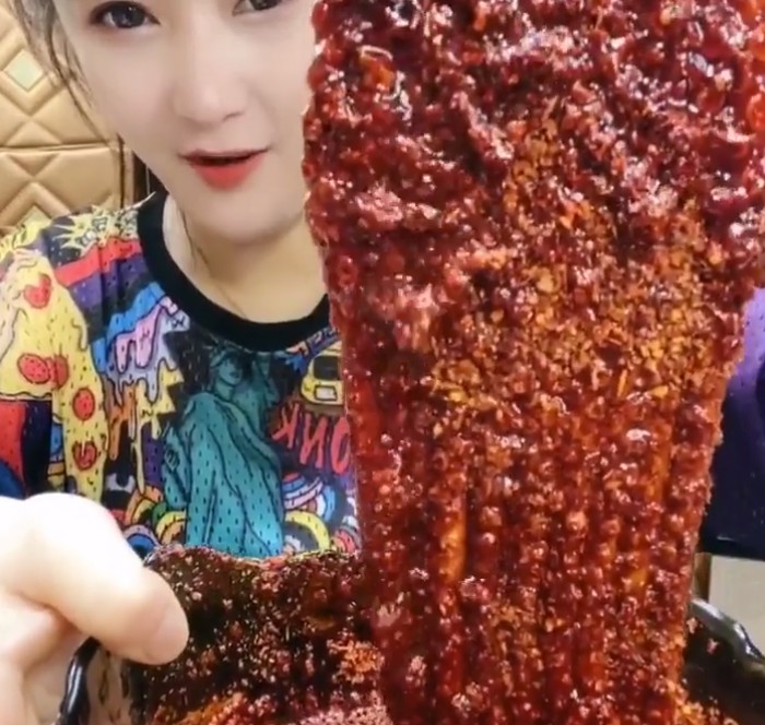 10 Aksi Nekat Vlogger Mukbang Ekstrem, Makan Kepala Babi hingga Ular