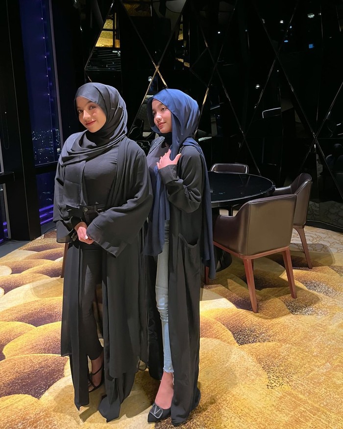 Momen Isna Anggita Sari, Kembaran Oklin Fia yang Hobi Nongkrong di Bar