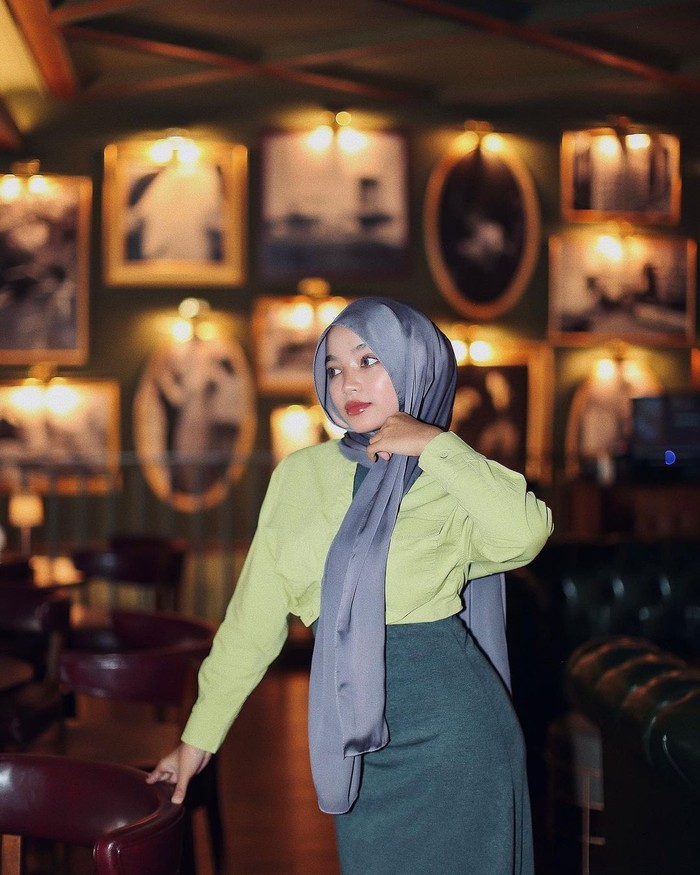 Momen Isna Anggita Sari, Kembaran Oklin Fia yang Hobi Nongkrong di Bar