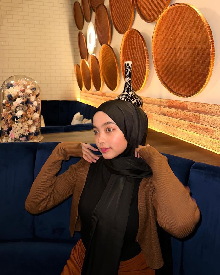 Momen Isna Anggita Sari, Kembaran Oklin Fia yang Hobi Nongkrong di Bar