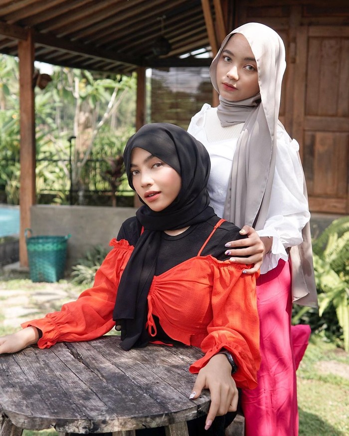 5 Potret Isna Anggita Sari Kembaran Oklin Fia