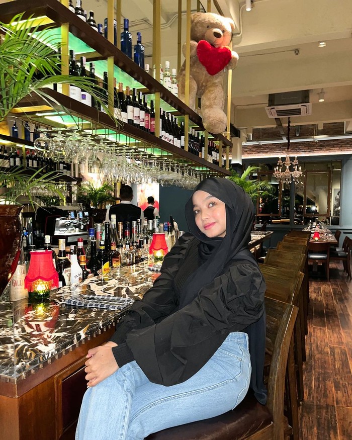 Momen Isna Anggita Sari, Kembaran Oklin Fia yang Hobi Nongkrong di Bar