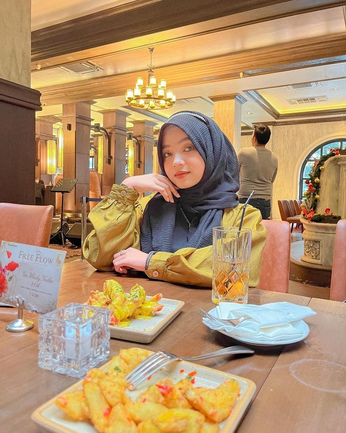 Momen Isna Anggita Sari, Kembaran Oklin Fia yang Hobi Nongkrong di Bar