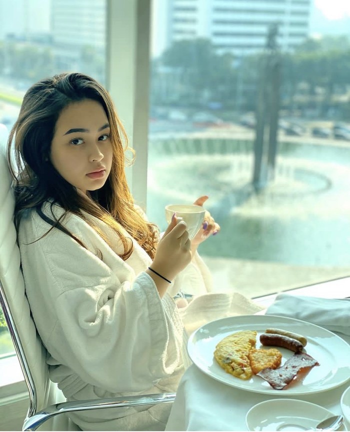 Kakak Rebecca Klopper, Jessica Klopper Tampil Cantik Saat Ngopi dan Piknik