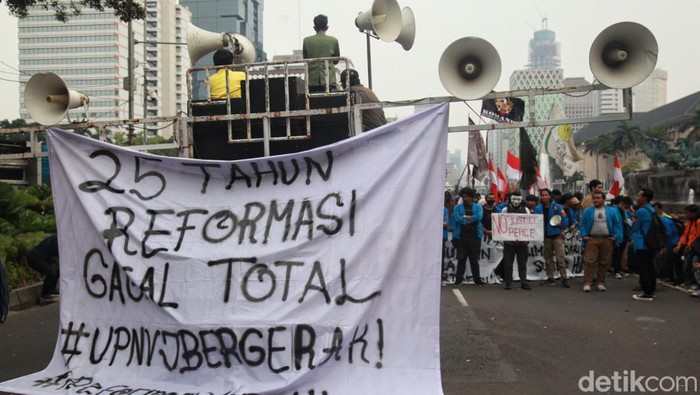 Mahasiswa Gelar Aksi 25 Tahun Reformasi di Kawasan Patung Kuda