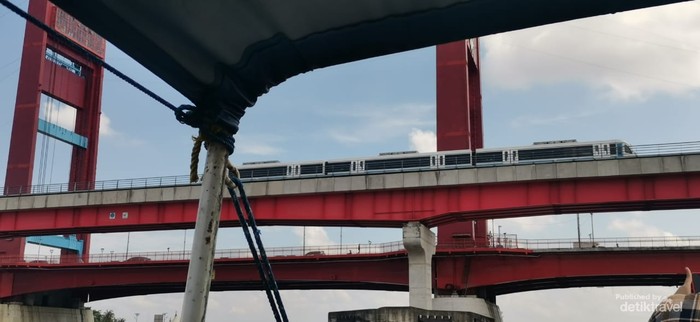 Cobain Deh, Berperahu Menyusuri Sungai Musi Saat di Palembang