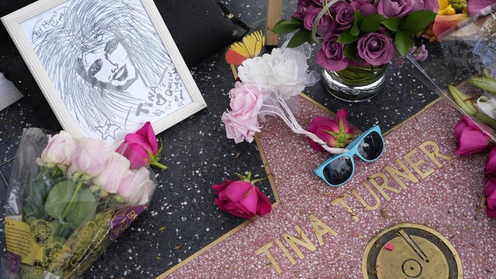 Penyanyi Legendaris Tina Turner Meninggal, Walk of Fame-nya Penuh Bunga