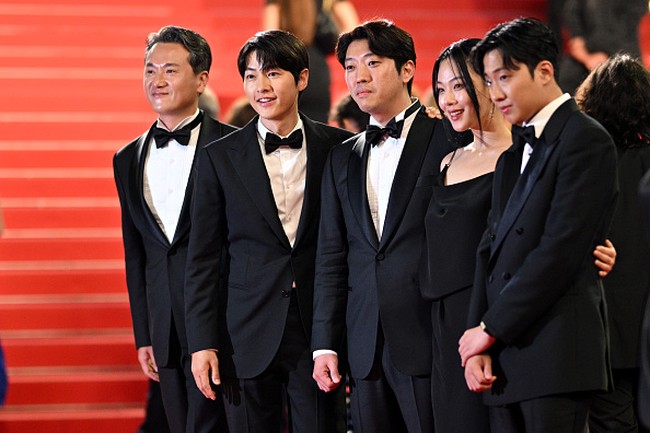 8 Foto Song Joong Ki Datang ke Festival Film Cannes 2023 Tanpa Istri Baru