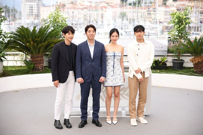 8 Foto Song Joong Ki Datang ke Festival Film Cannes 2023 Tanpa Istri Baru