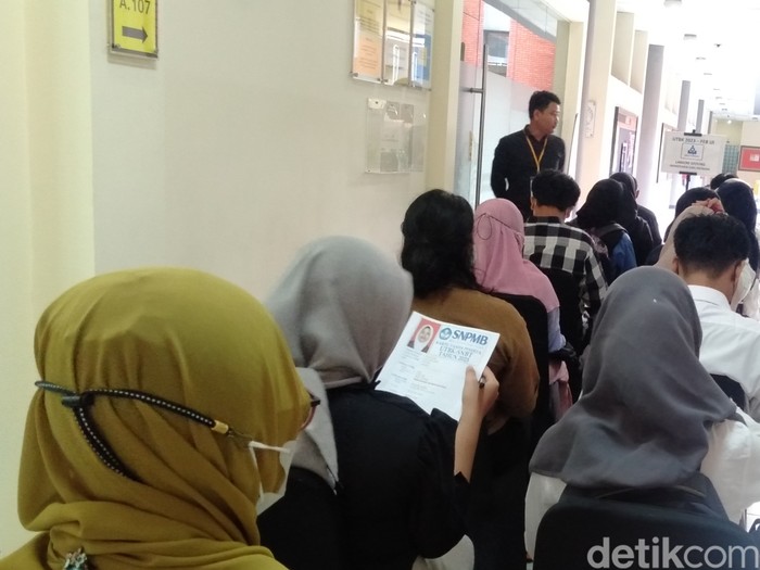 Potret UTBK 2023 Gelombang 2 di Kampus UI Depok, Peserta Antre Sejak Pagi