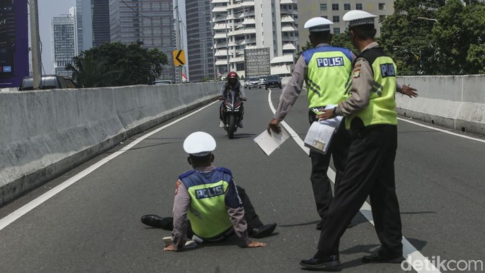 Aksi Polisi Tilang Pemotor Nakal di JLNT Casablanka