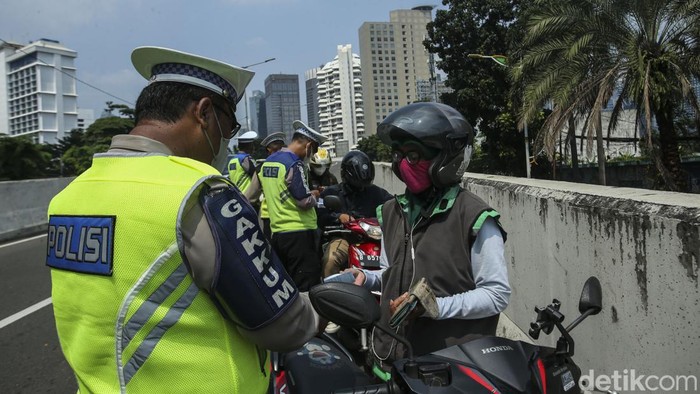 Aksi Polisi Tilang Pemotor Nakal di JLNT Casablanka