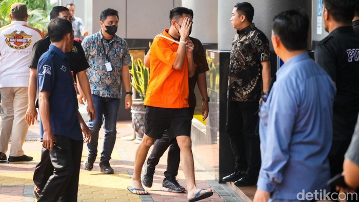 Bercelana Pendek-Sandal Jepit, Mario Dandy Dilimpahkan ke Jaksa Bercelana Pendek-Sandal Jepit, Mario Dandy Dilimpahkan ke Jaksa