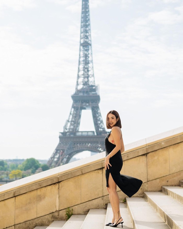 Potret Gisel Pamer Tato Bunga di Area Tersembunyi