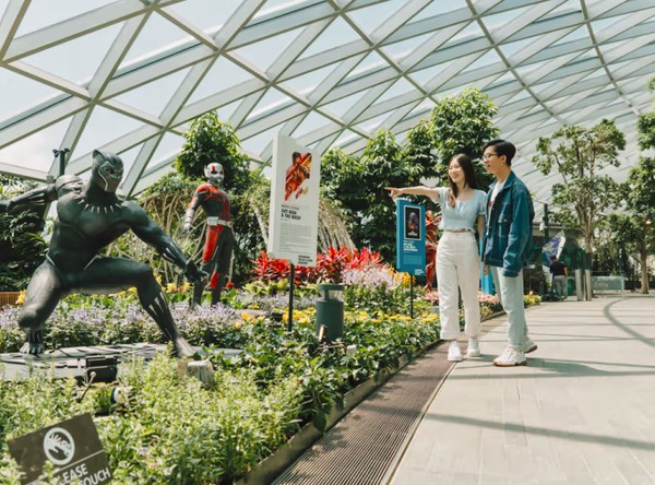 Foto: Patung Karakter Marvel Jumbo di Bandara Changi