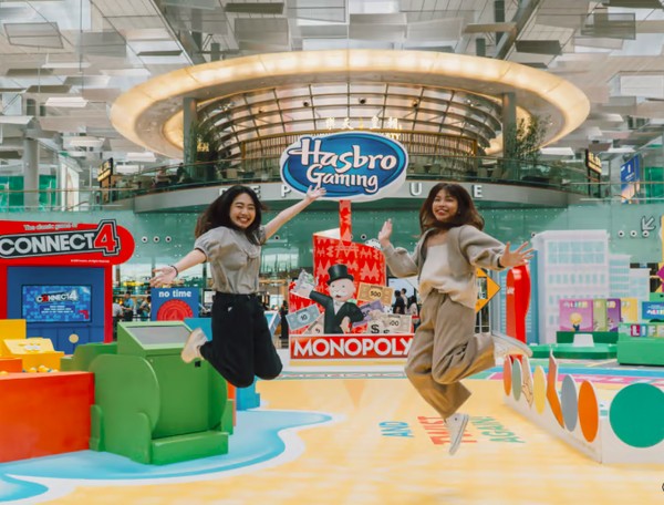 Foto: Patung Karakter Marvel Jumbo di Bandara Changi