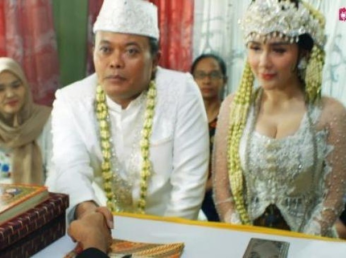 Ucie Sucita dan Sule yang Bikin Geger Usai Video Klip Pernikahan Ucie Sucita dan Sule yang Bikin Geger Usai Video Klip Pernikahan