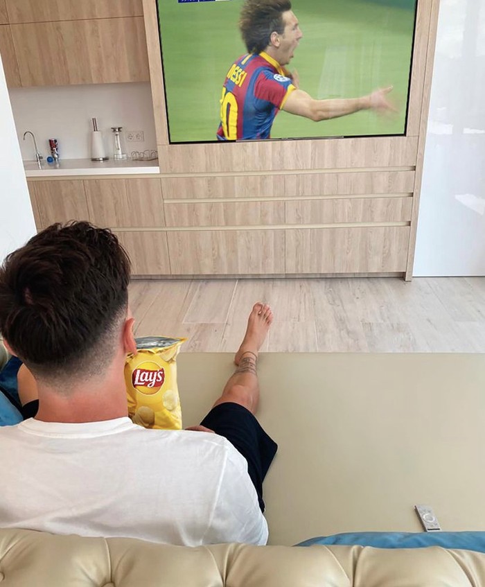 Gaya Lionel Messi Saat Makan Burger hingga Panggang Daging