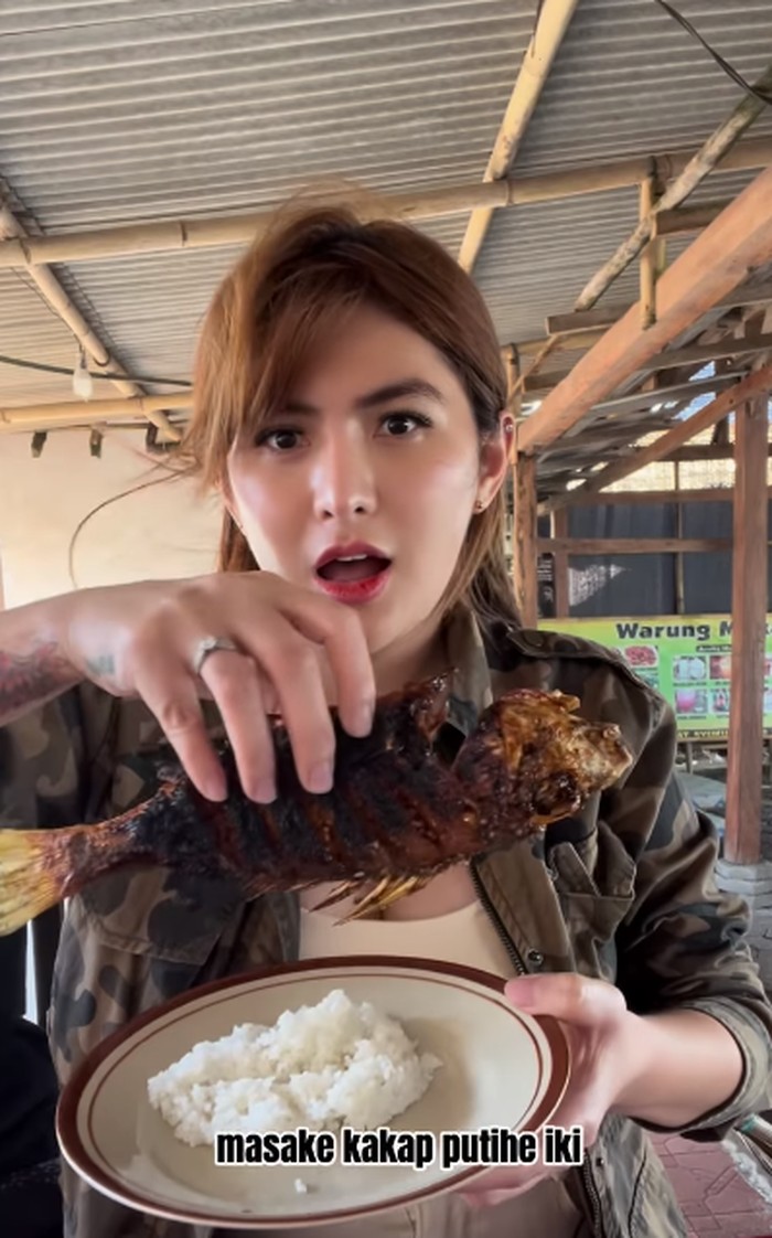 Angela Lee Doyan Kulineran, Ini Momennya Saat Makan Mie hingga Sate Babi