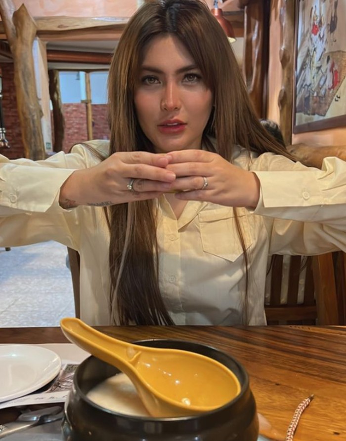 Angela Lee Doyan Kulineran, Ini Momennya Saat Makan Mie hingga Sate Babi