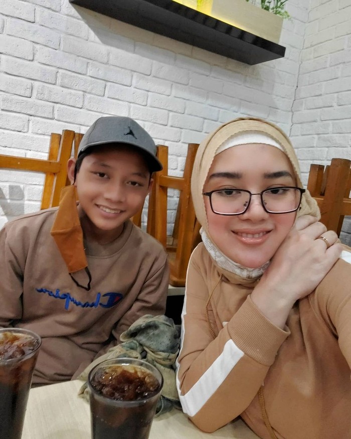 Keseruan Bebi Silvana saat Kulineran Bareng Keluarga