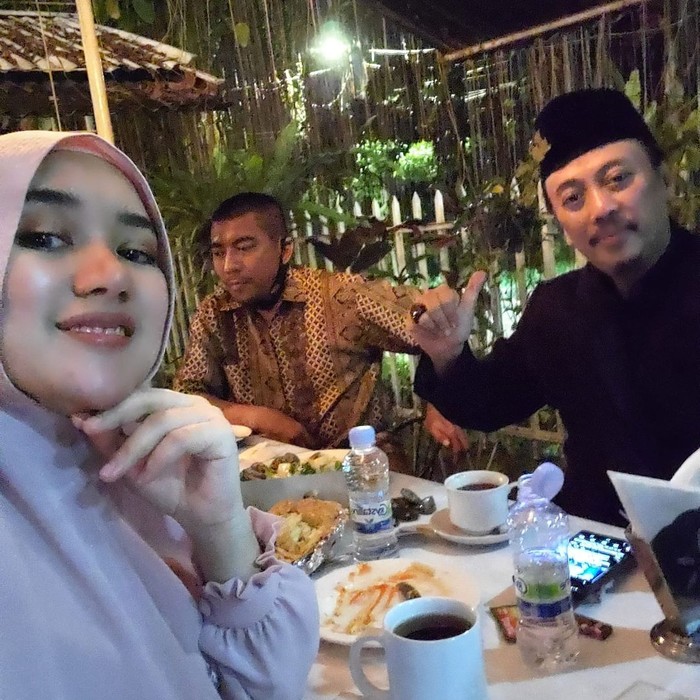 Keseruan Bebi Silvana saat Kulineran Bareng Keluarga