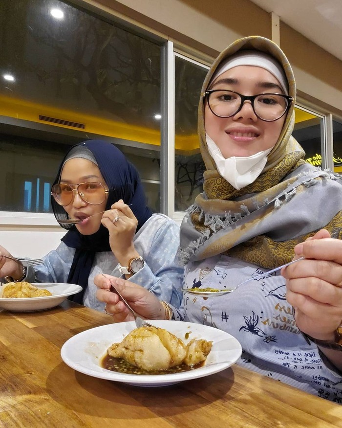 Keseruan Bebi Silvana saat Kulineran Bareng Keluarga