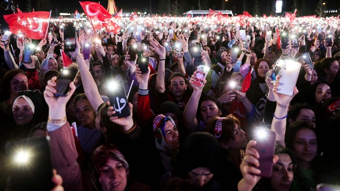 Warga Turki Sambut Kemenangan Erdogan Warga Turki Sambut Kemenangan Erdogan