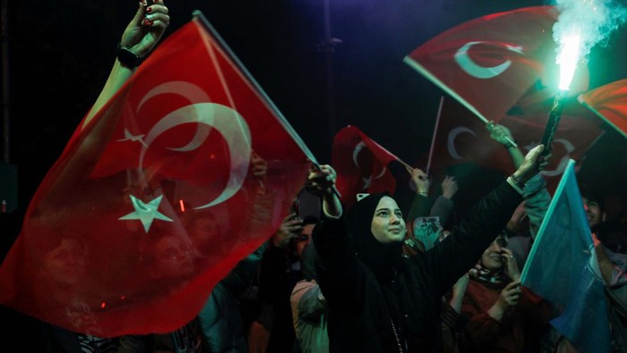 Warga Turki Sambut Kemenangan Erdogan Warga Turki Sambut Kemenangan Erdogan