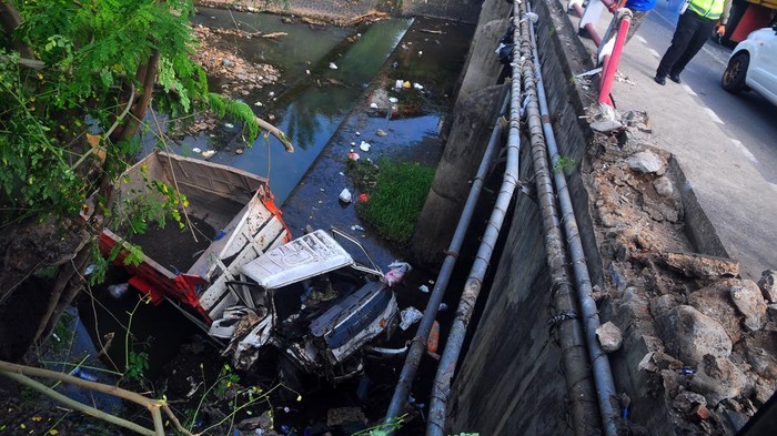 Sopir Mengantuk, Truk Masuk Sungai di Kudus Sopir Mengantuk, Truk Masuk Sungai di Kudus