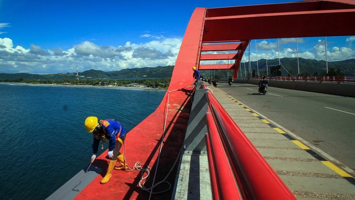 Biar Makin Kinclong, Jembatan Merah Youtefa di Papua Dicat Ulang Biar Makin Kinclong, Jembatan Merah Youtefa di Papua Dicat Ulang