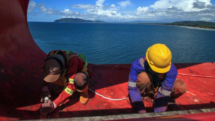 Biar Makin Kinclong, Jembatan Merah Youtefa di Papua Dicat Ulang Biar Makin Kinclong, Jembatan Merah Youtefa di Papua Dicat Ulang