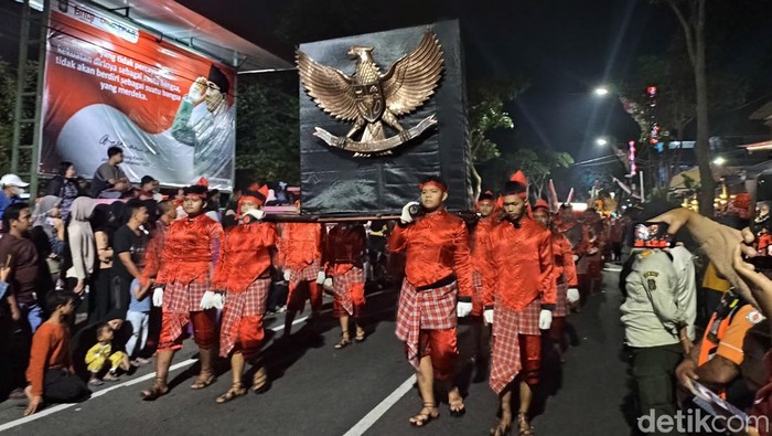 Warga Kota Blitar Tumpah Ruah Nonton Kirab Bedol Pusaka Gerebek Pancasila Warga Kota Blitar Tumpah Ruah Nonton Kirab Bedol Pusaka Gerebek Pancasila