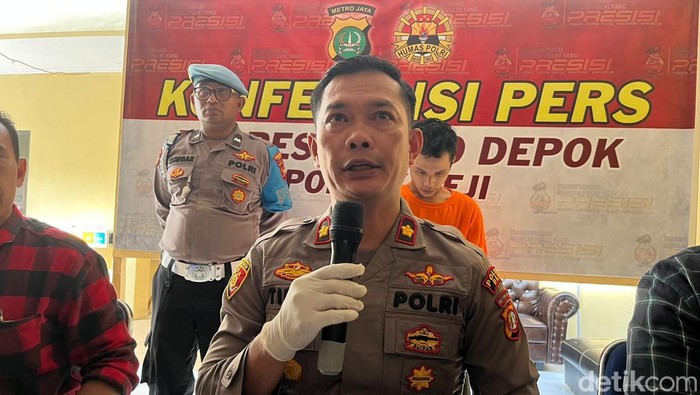 Polisi Tangkap Penjambret yang Bikin Emak-emak Tersungkur ke Aspal di ... Polisi Tangkap Penjambret yang Bikin Emak-emak Tersungkur ke Aspal di ...