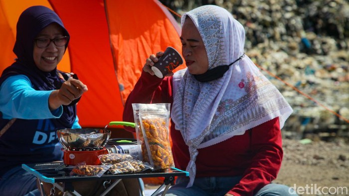 Warga Santuy 'Ngecamp' di TPA Cipayung Depok, Ada Apa? Warga Santuy 'Ngecamp' di TPA Cipayung Depok, Ada Apa?