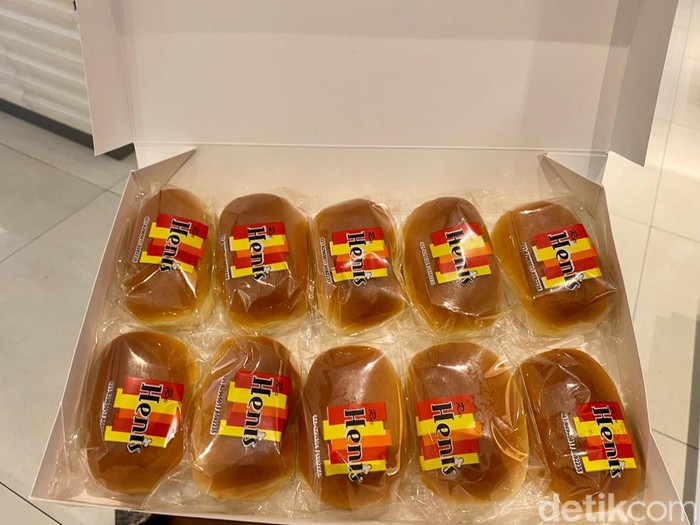 Empuk Lembut Roti Baso Ayam Legendaris dari Roti Henis Mangga Besar