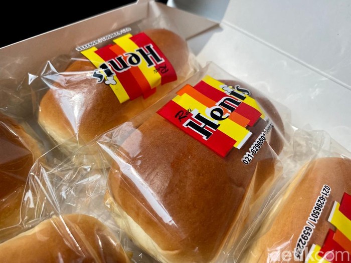 Empuk Lembut Roti Baso Ayam Legendaris dari Roti Henis Mangga Besar