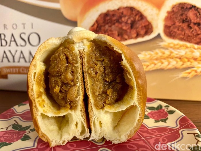 Empuk Lembut Roti Baso Ayam Legendaris dari Roti Henis Mangga Besar