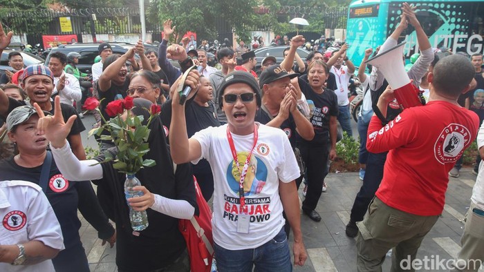 Ganjar Resmikan Rumah Aspirasi Relawan Ganjar Resmikan Rumah Aspirasi Relawan