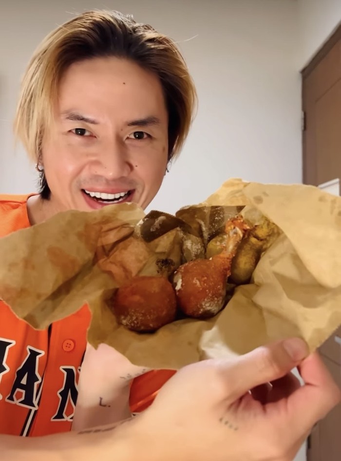 Potret Rafael Tan Jadi Duta Seblak dan Punya Bisnis Ayam Geprek